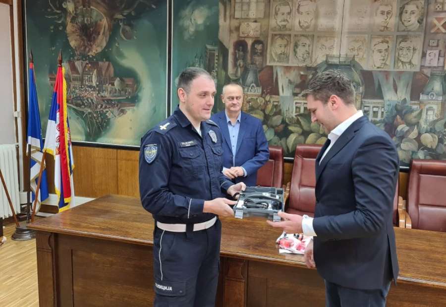 Grad Pančevo: Policijskoj upravi uručena oprema za rad saobraćajne policije